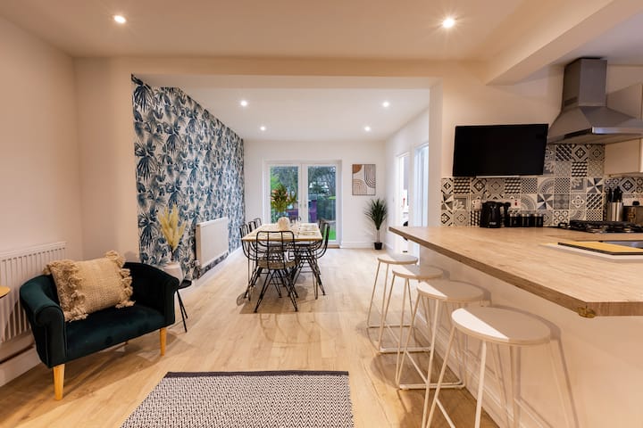 Seven Space | 5 Bed House (Sleeps 9) With Parking. - Norwich