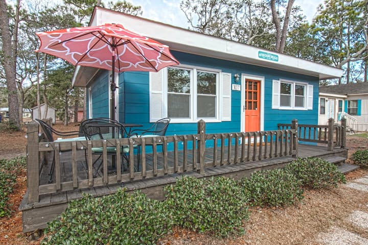 Charming Oki Bungalow Walking Distance To Beach! - Oak Island, NC