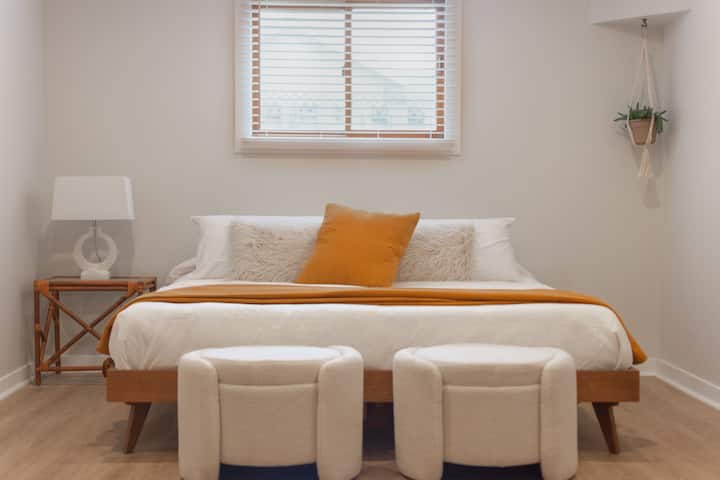 Stunning Studio W. King Bed With No Cleaning Fees! - Chatham-Kent
