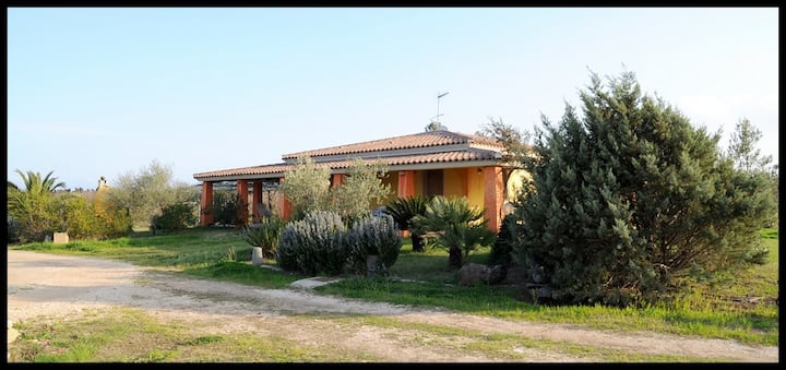 B) Casa Indipendente Immersa Nel Verde. Appart Blu - Orosei