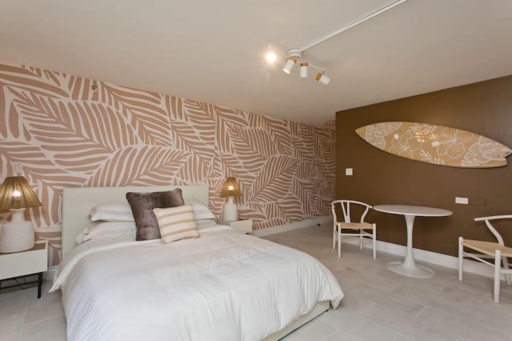 Waikiki Modern Browns, Beachy Studio, Two Lanais! - Kailua, HI