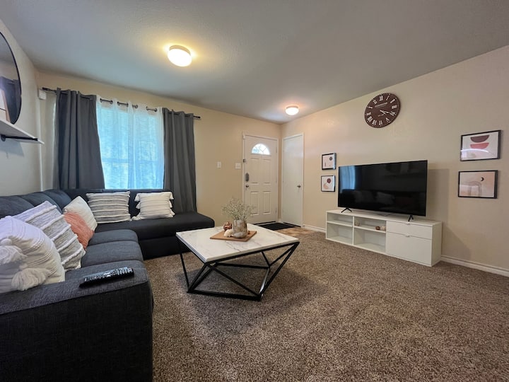 Cozy 2 Bedroom Suite Near Joe Pool Lake - Grand Prairie, TX