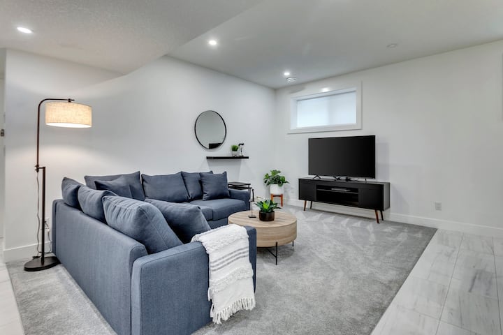 Parkallen | 2br 1,300 Sq Ft Near U Of A - Edmonton, Canada