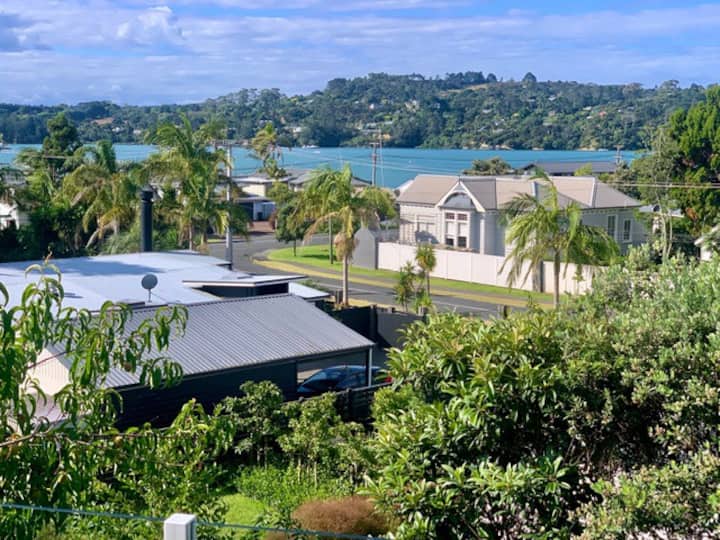 An Island Stay With Tropical Views - Auckland