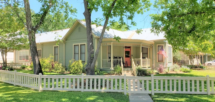 Historic House 4 Blocks From Main St W/ Hot Tub - Fredericksburg, TX