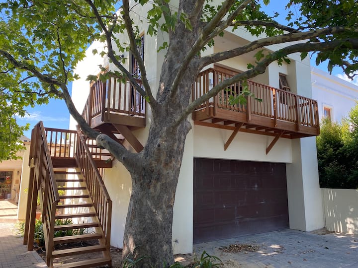 Boomhuys: 1 Bedroom  Apartment + Balcony - Pniel