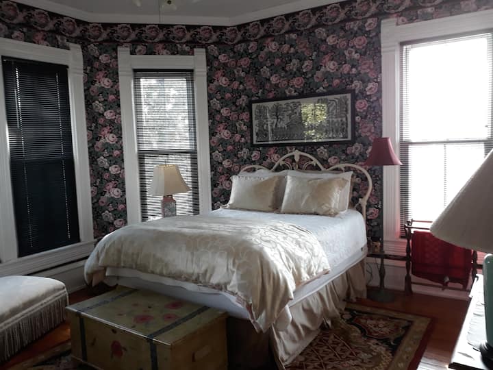 Charming Northshore Upstairs Room - Signal Mountain, TN