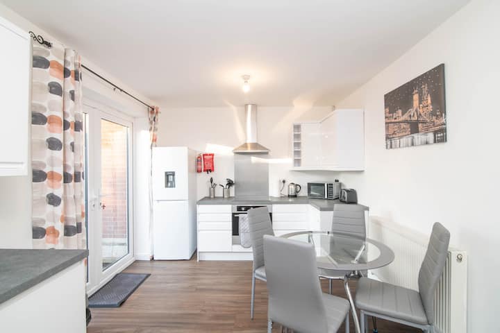 Spacious Two Bed House With Parking And Garden - Dudley Zoo and Castle