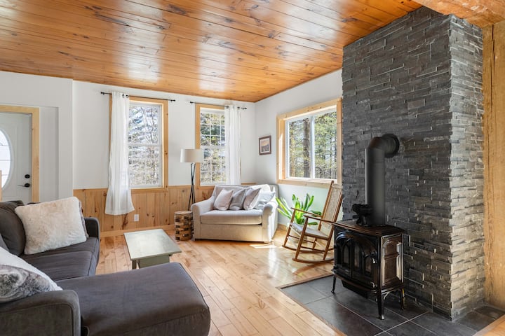 Cheerful 3 Bedroom Mountain Cottage - Camels Hump State Park, Waterbury Village Historic District