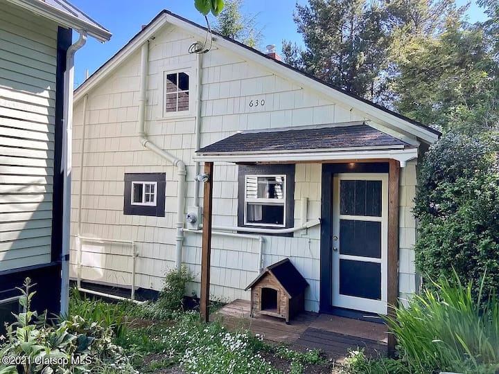 Capps Cove/ Coastal Cottage. - Astoria, OR