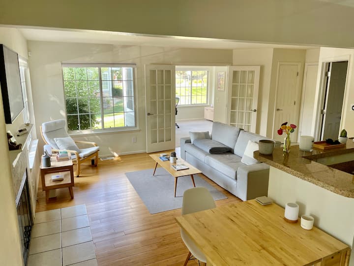 Modern, Fully Furnished 2 Bedroom Condo! - Aurora