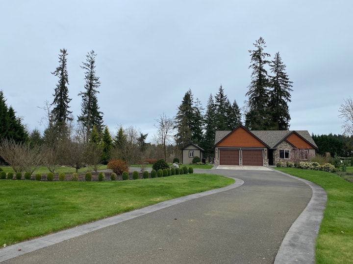 Peaceful, Upgraded Home - Hot Tub, Donkeys & Goats - Paradise Point State Park, Ridgefield