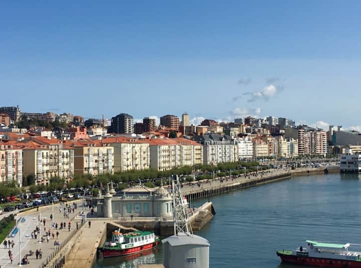 Santander, Junto A La Bahía Y Estaciones, Playa - Santander, España
