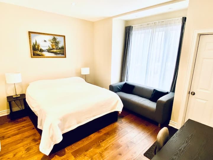 Luxury Private Unit W/ Own Ensuite Bathroom (2) - Toronto, ON