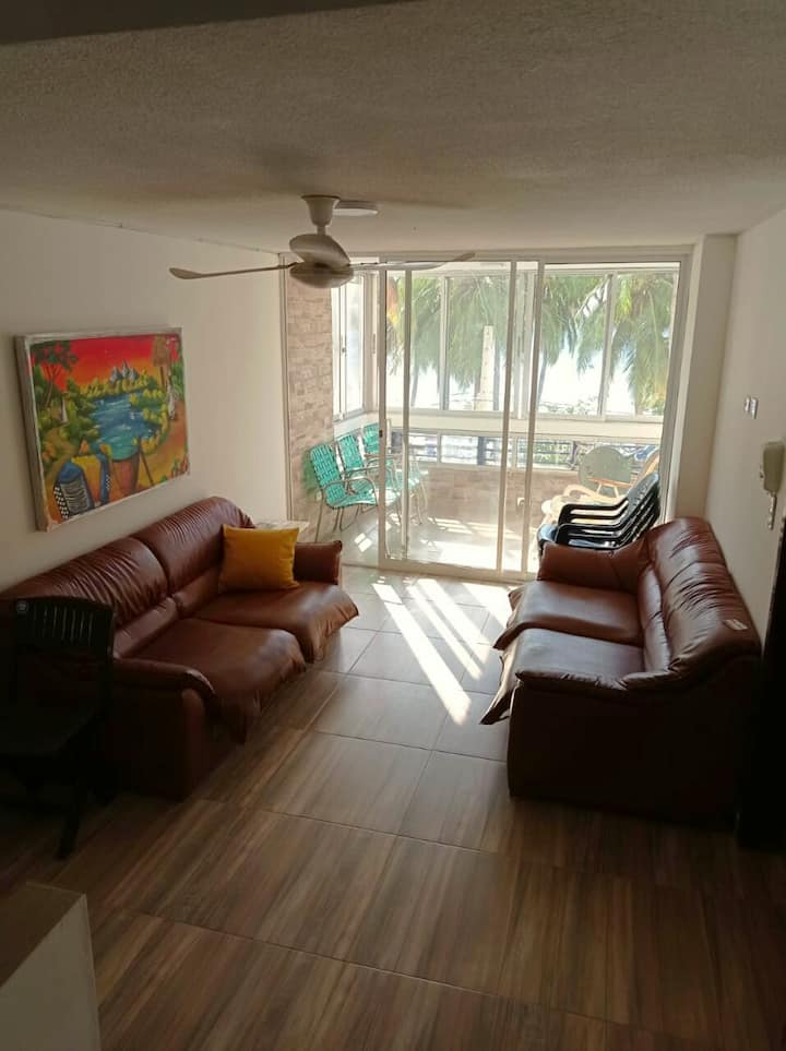 Spacious 3-bdrm Condo In Rodadero Beachfront - Santa Marta