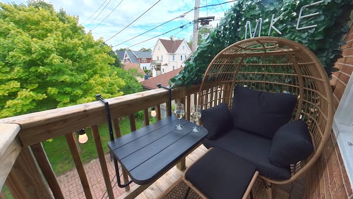 Cozy Upper Apartment - In-unit Laundry & Balcony - Milwaukee, WI