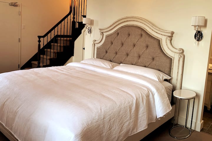 The Little White Church - Paris Suite - Amherstburg