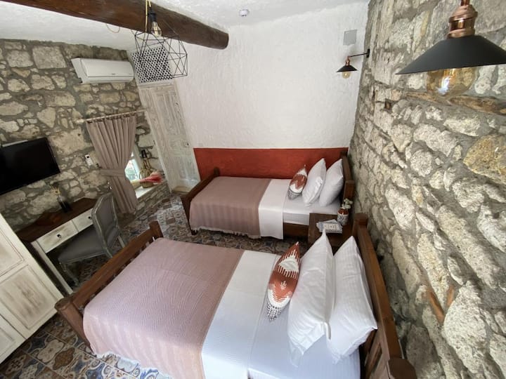 Morisiavlu 3 Kişilik Odalar - Alaçatı