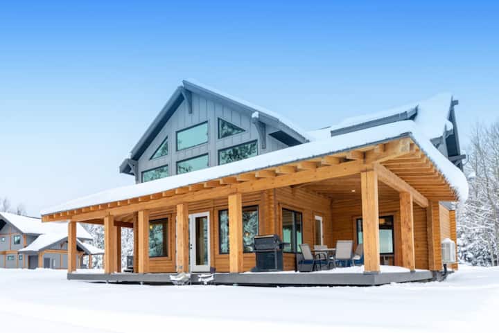 Waterfront Kelowna Cabin #1 - Hot Tub & Sleeps 14 - British Columbia