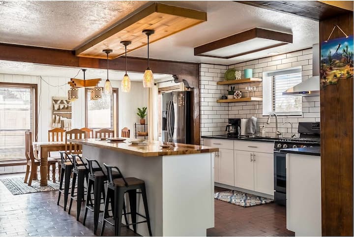 Urban Convenience Hacienda With Beautiful Adobe - Albuquerque, NM
