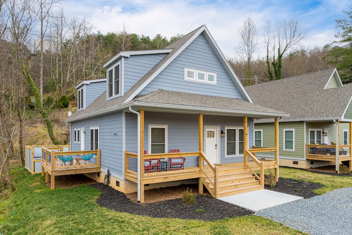 Spacious 3 Bedroom With Hot Tub Close To Downtown - Bryson City, NC