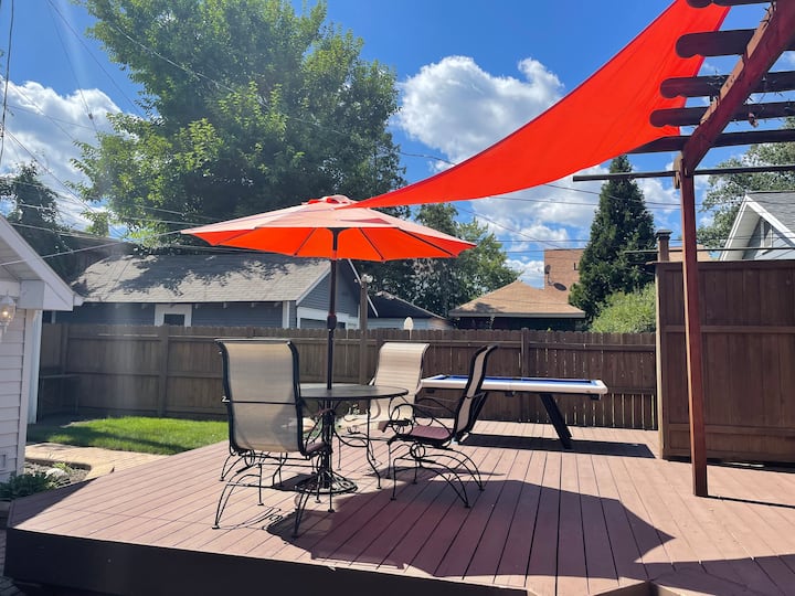 Cheerful 2 Bedroom Home 3 Blocks From Downtown! - Birmingham, MI