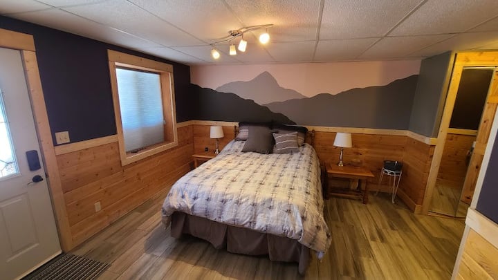 Bailey Room - Private - 1 Queen Bed With Bathroom - Rocky Mountain House