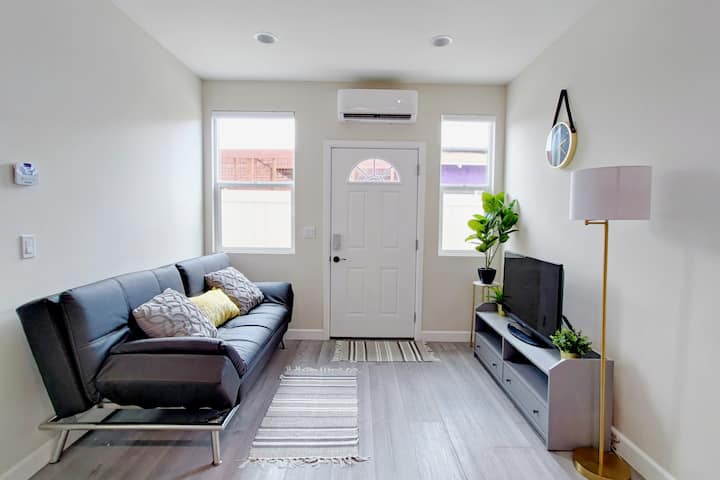 Private Suite W/ Full Kitchen, Bath,washer & Dryer - San Diego, CA