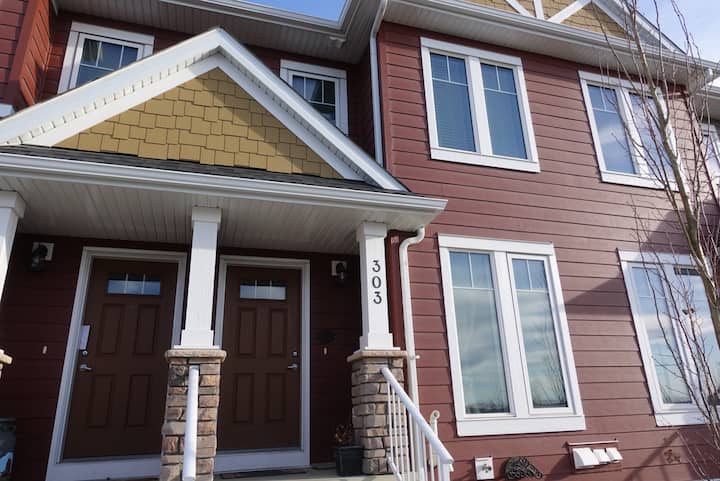 Modern, Convenient & Walkable 2 Bed / 2.5 Baths - Red Deer