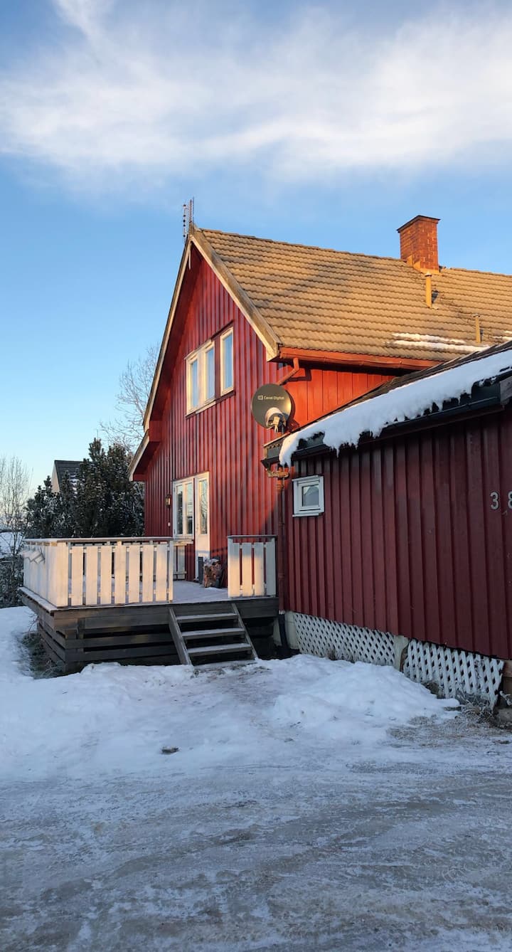 Hus I  50-tallsstil Med Stor Hage Og Trampoline - Stange