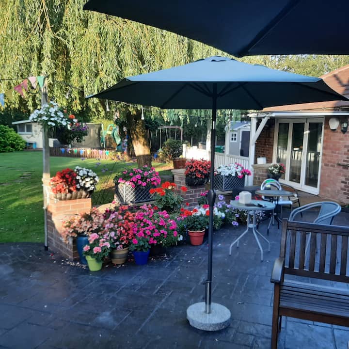 Cosy Detached Bungalow. Overlooking Woodland. - Altrincham