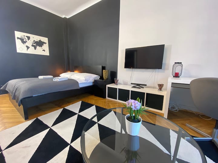 Black And White Apartment On Stolarska Street - Cracovia