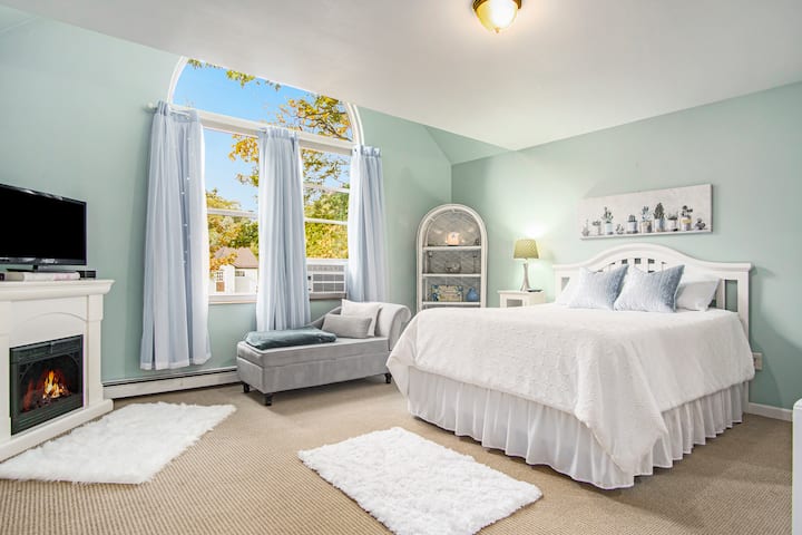 Stunning 5 Bedroom Home Blocks From Lake Michigan! - Ludington, MI