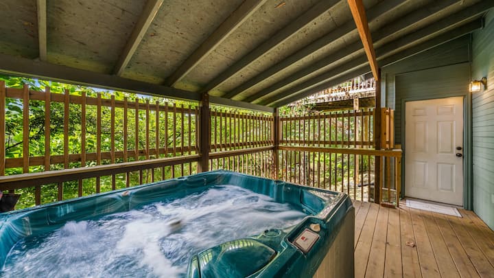 • Whiskey Ridge Lodge | Mountain Views & Spa - Gatlinburg, TN