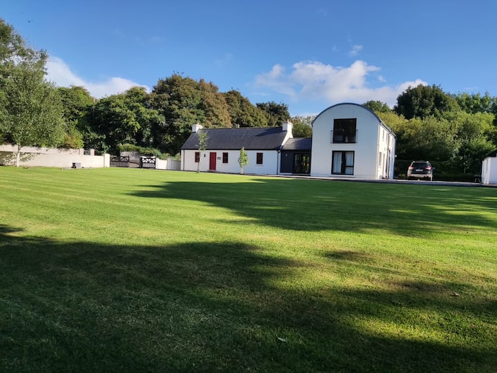 A Traditional And Extended  160 Year Old Cottage - アイルランド バリナ