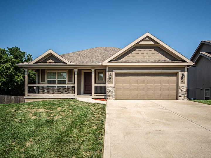 Luxury Home With Entertainment Room & Pool Table - Kansas City