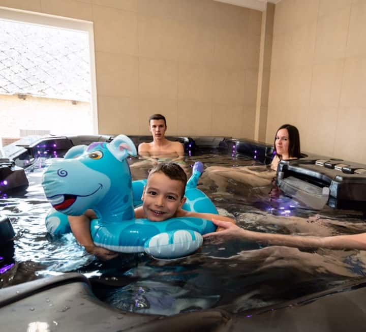 Vidám Aranyhárs Apartman Ahol Pezsgőfürdő Vár ! - Hungary