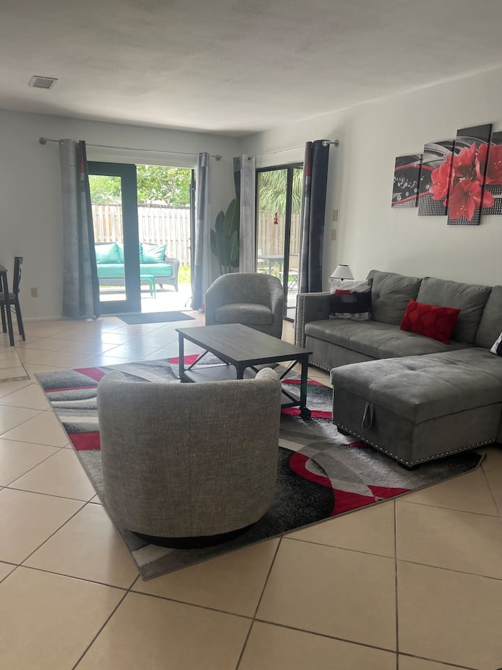 Cheerful 2 Bedroom House _  French Doors To Patio - Palm Harbor, FL