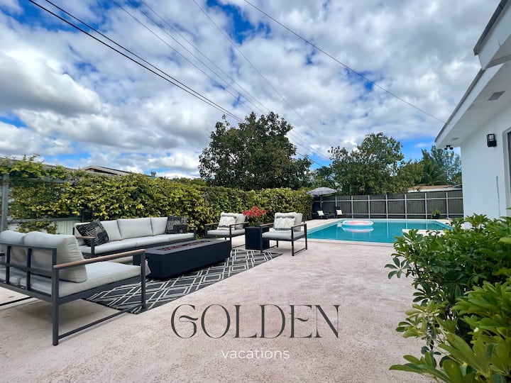 Miami Moonhaus | Pool, Arcade & Hoops - Florida International University, Miami