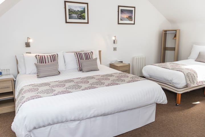 Triple Room - Super-king Bed And 1 Single Bed - Carlingford