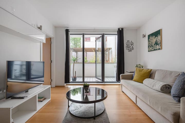 A Modern Two Bedroom Flat With Private Parking - London