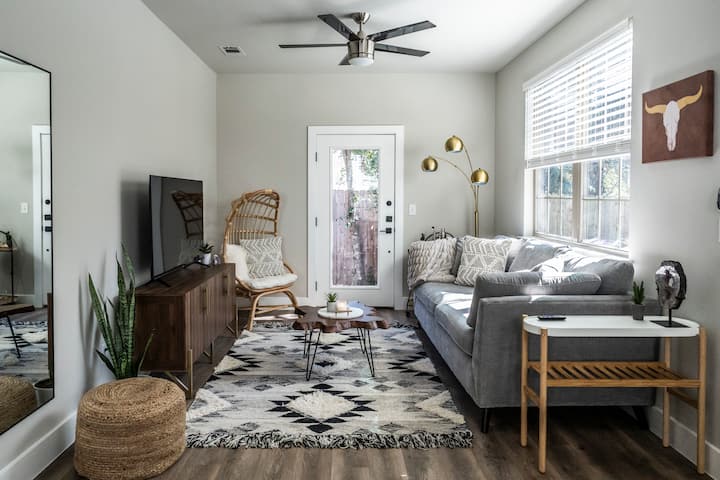Pet Friendly Freestanding House + Fenced Yard 2+2 - Austin, TX