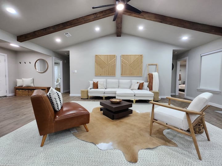 Cozy Modern Group Family Retreat 3br/2b - Austin, TX