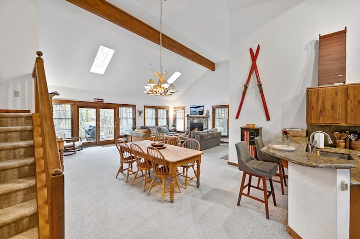 Top Of Camelback - 4 Bdrm 3 Bth, Game Room & Deck - Tannersville, PA