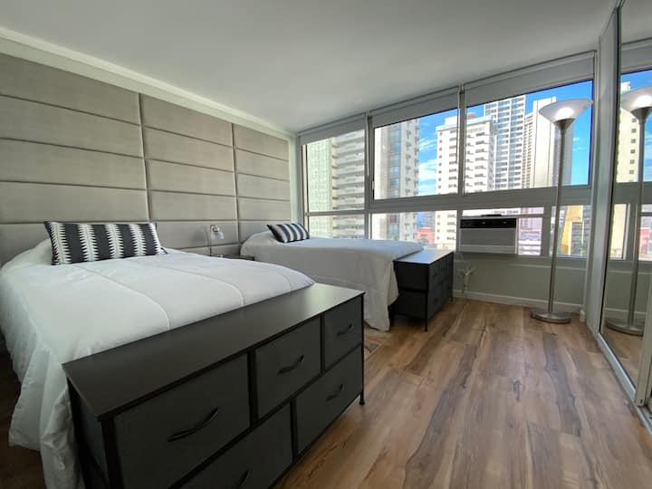 Waikiki Condo, 2 Bedrooms. Honolulu. Walk To Beach - Honolulu, HI