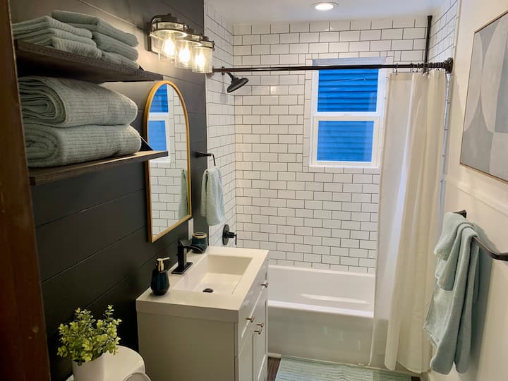 Comfortable 2-bedroom Suite Near Medical Mile - 그랜드래피즈