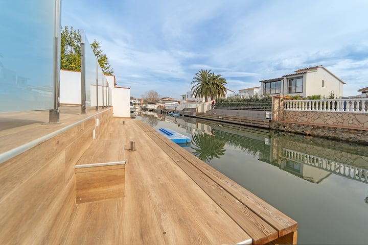 Spacious 4br Canal-side Villa With Garage & A/c - Empuriabrava