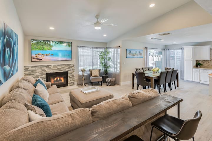 Gorgeous Home - Sleeps 8 - 1 King - 3 Queen Beds - Sacramento, CA