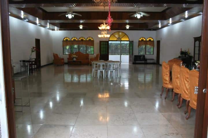 Cheerful 5-bedroom Villa With Plenty Outdoor Space - Quezon City