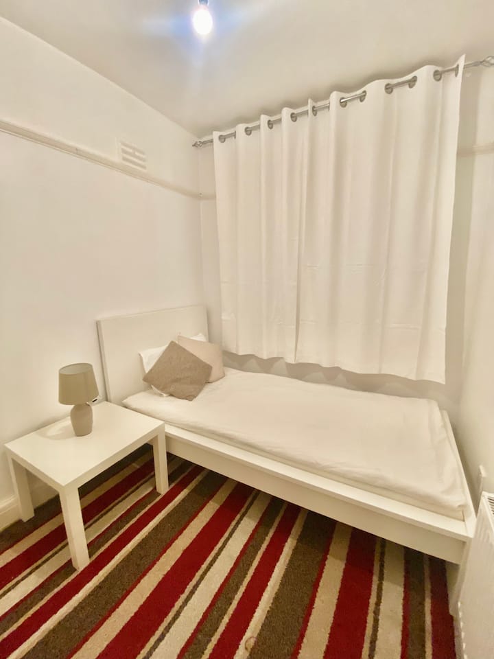 Comfortable Single Bedroom (Female Guests Only) - Enfield